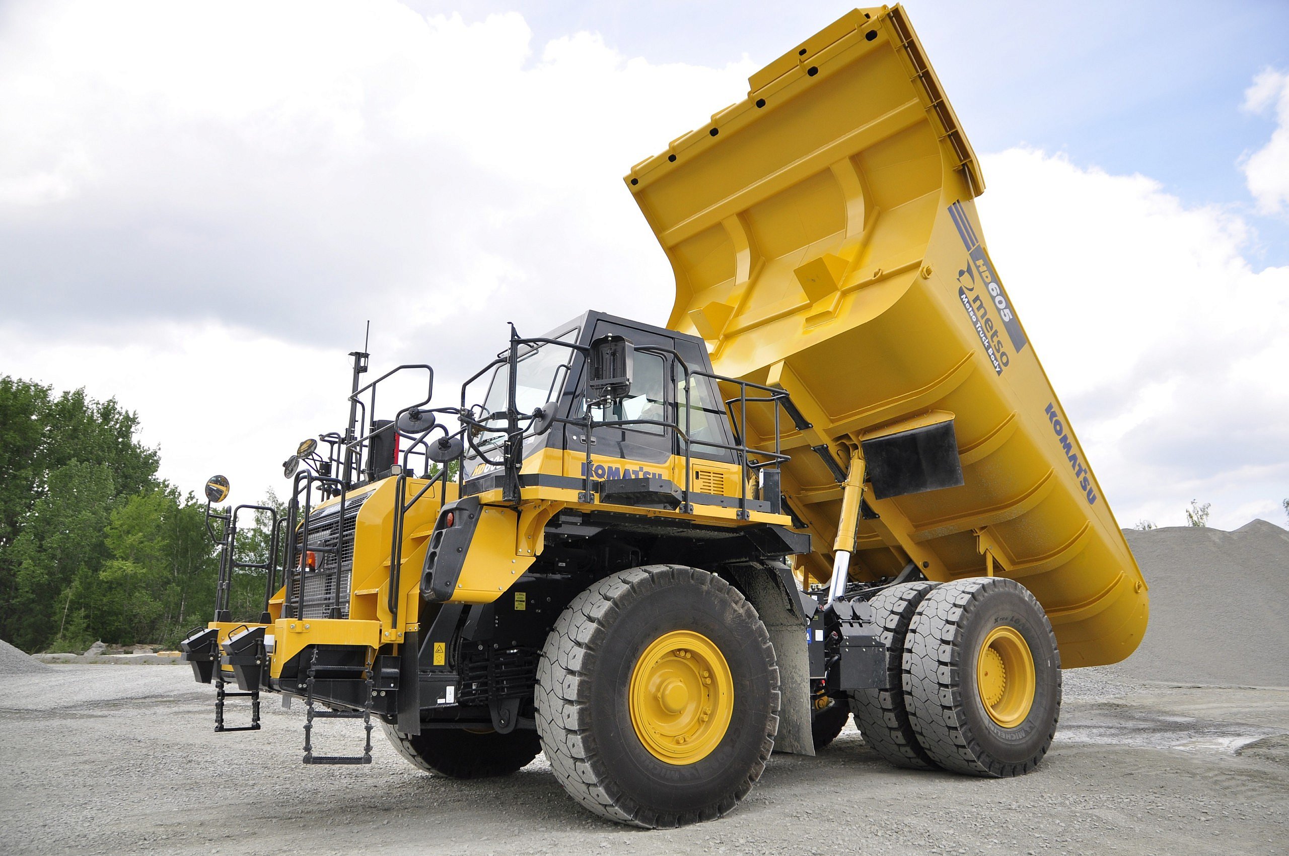 Eerste Komatsu HD605-8 met Metso Truck Body - terramag.be