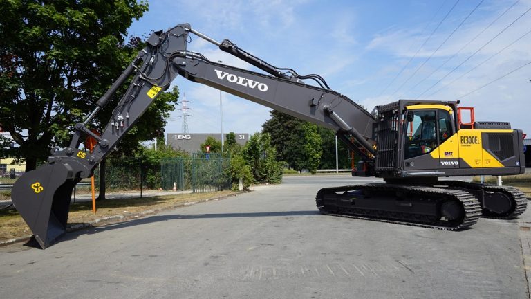 Eerste Volvo EC300E Straight Boom geleverd in de Belux